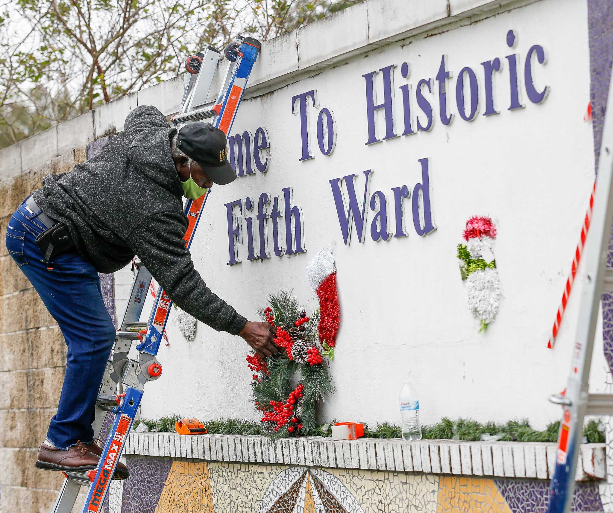 Fifth Ward volunteers bring holiday cheer after difficult year