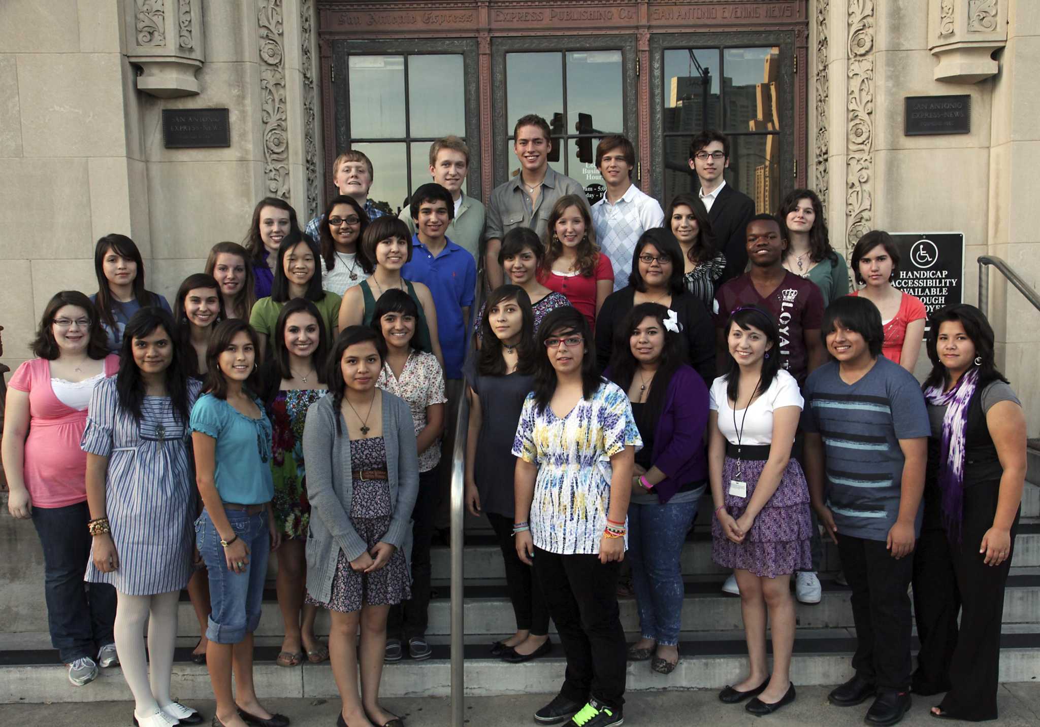 Are you a high school student interested in journalism? Come learn with us