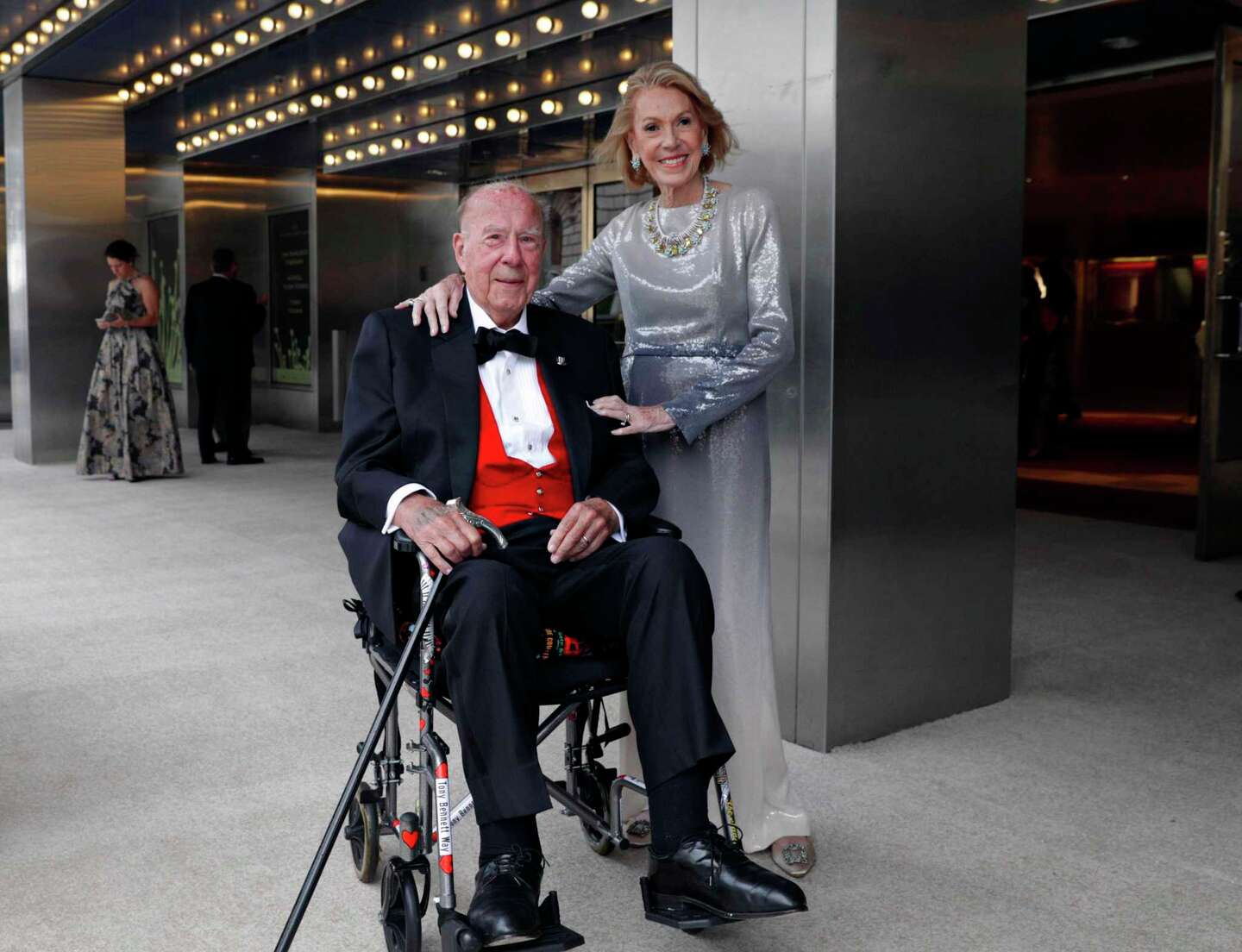 Charlotte Shultz, who received a queen, a pope and countless world ...