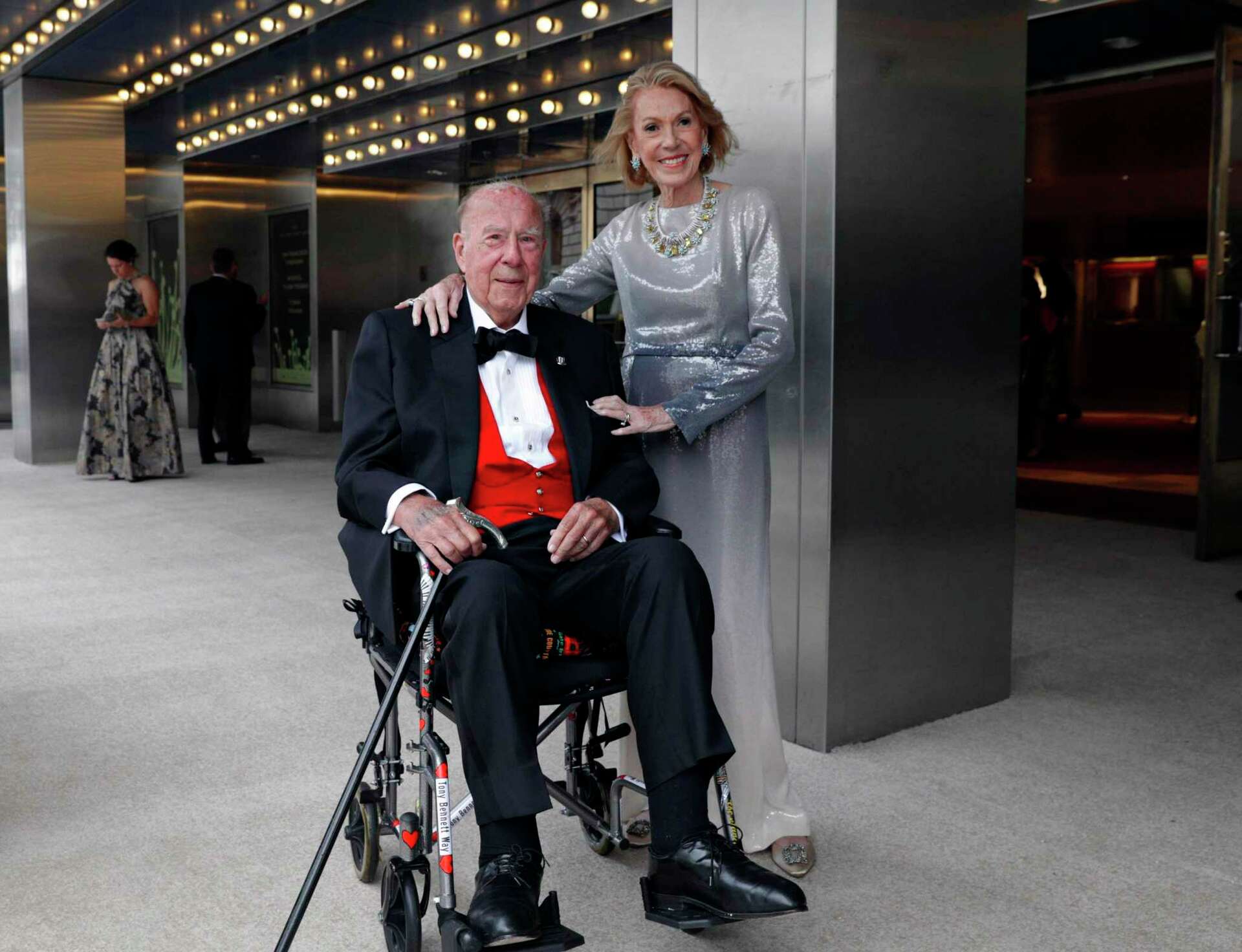 Charlotte Shultz, who received a queen, a pope and countless world ...