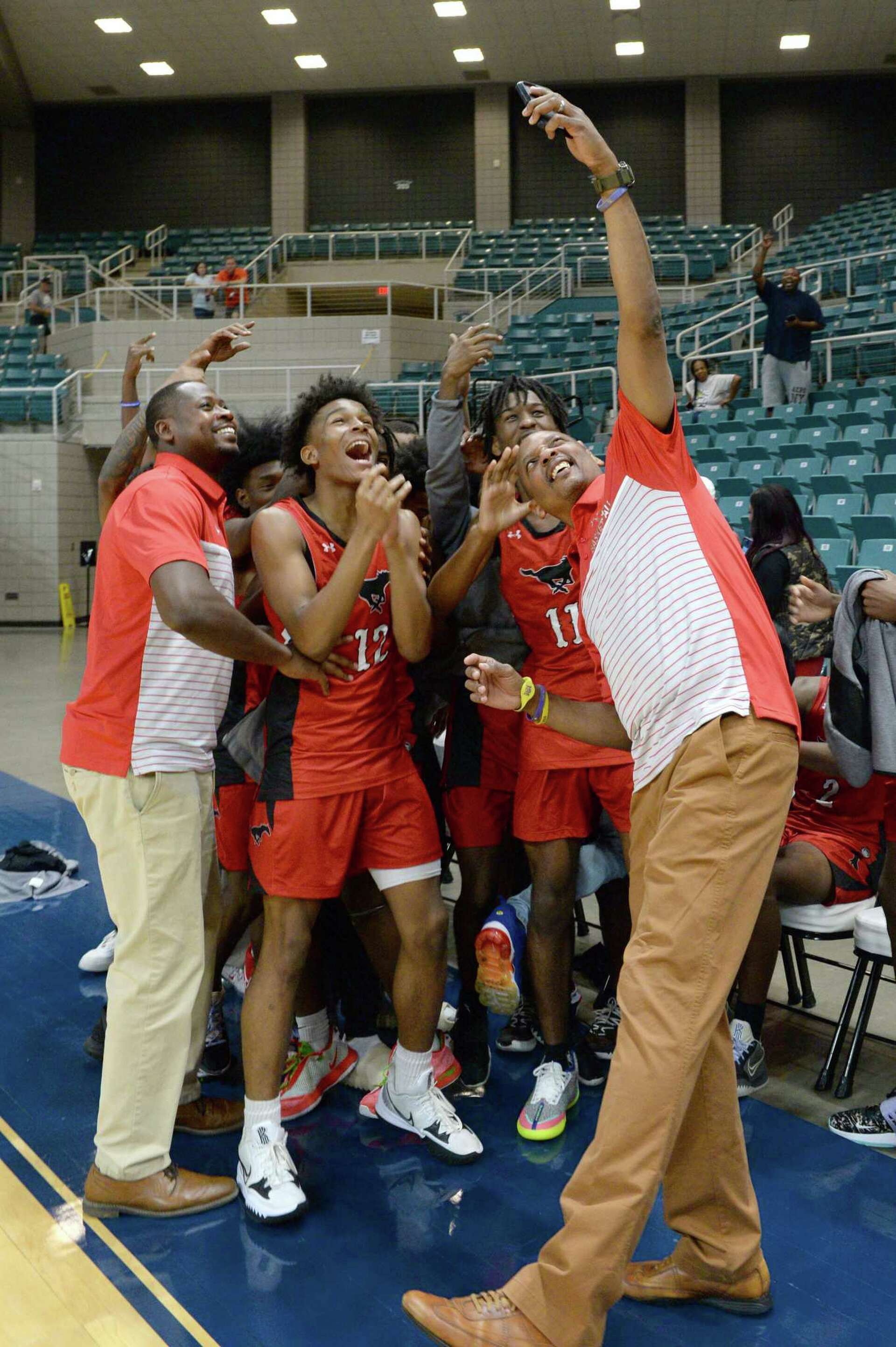 Westfield basketball dedicating season to late coach Billy Goffney