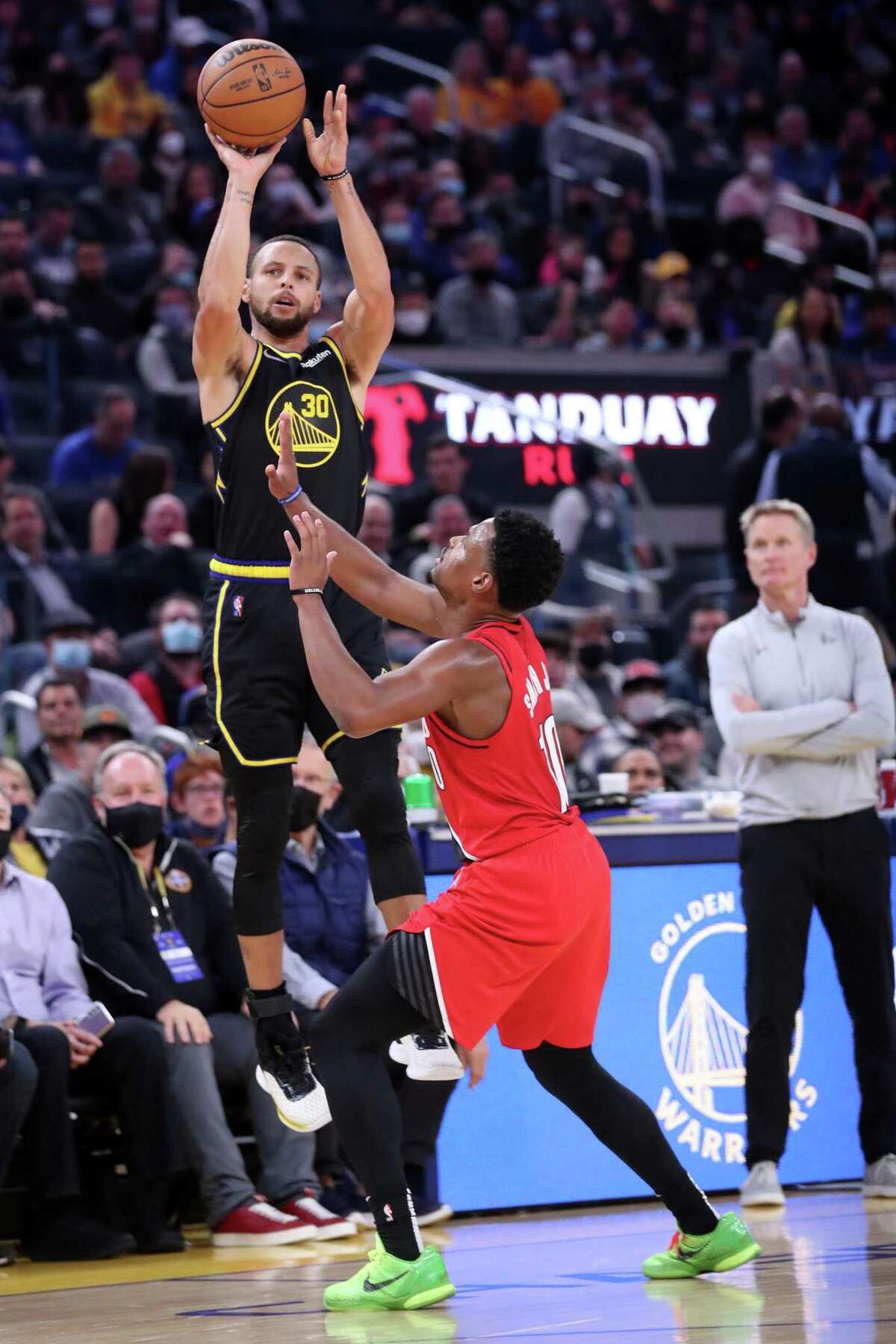 Steph Curry nears 3-point record, Warriors notch sluggish win over Portland