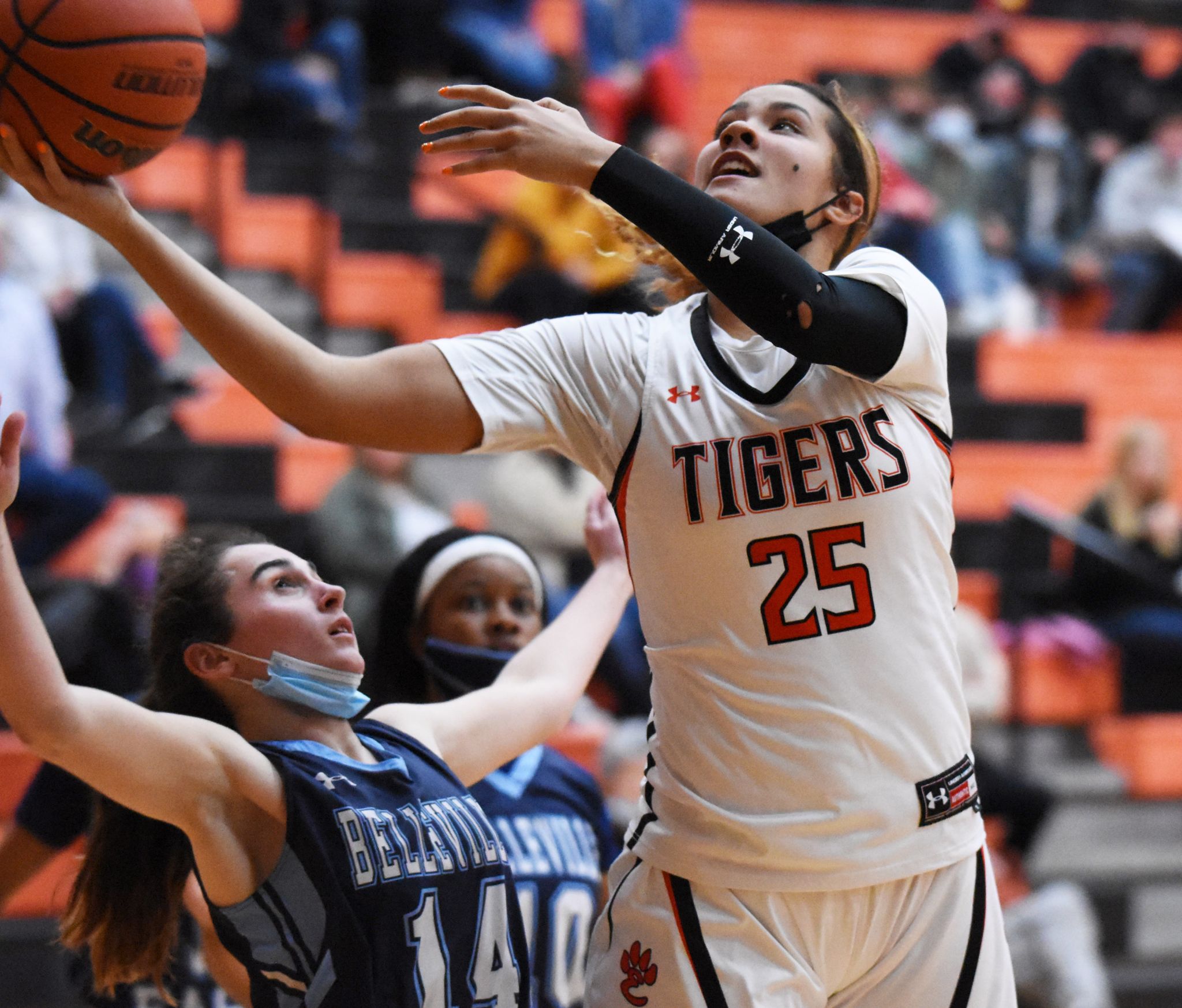 Harris goes over 1,400 points in win