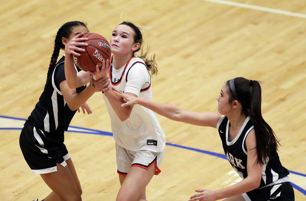 Arianna, Aaliyah Roberson lead Clark past Brandeis