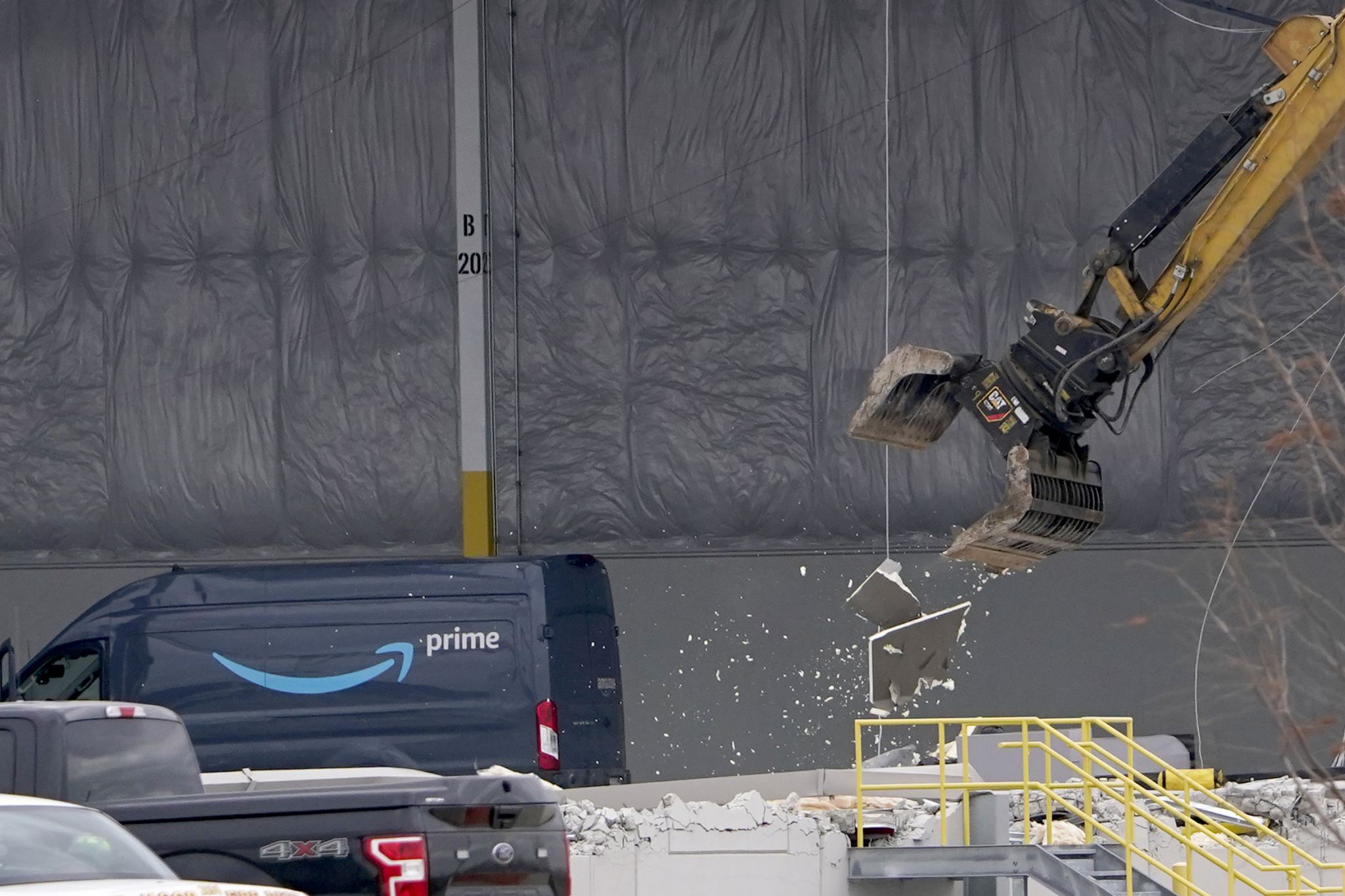 2 dead at Edwardsville's Amazon facility after collapse