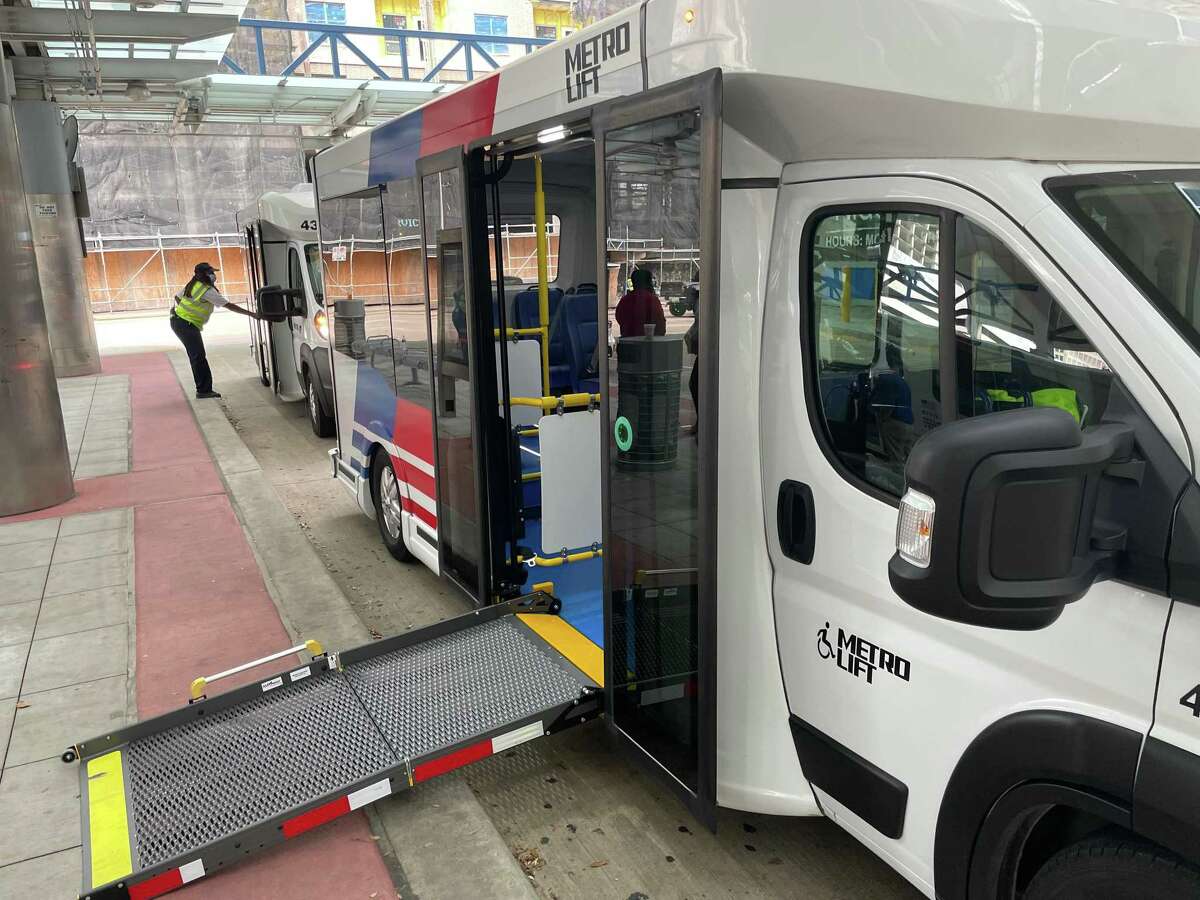 Little buses draw big praise from Metro official, who says they're vast ...