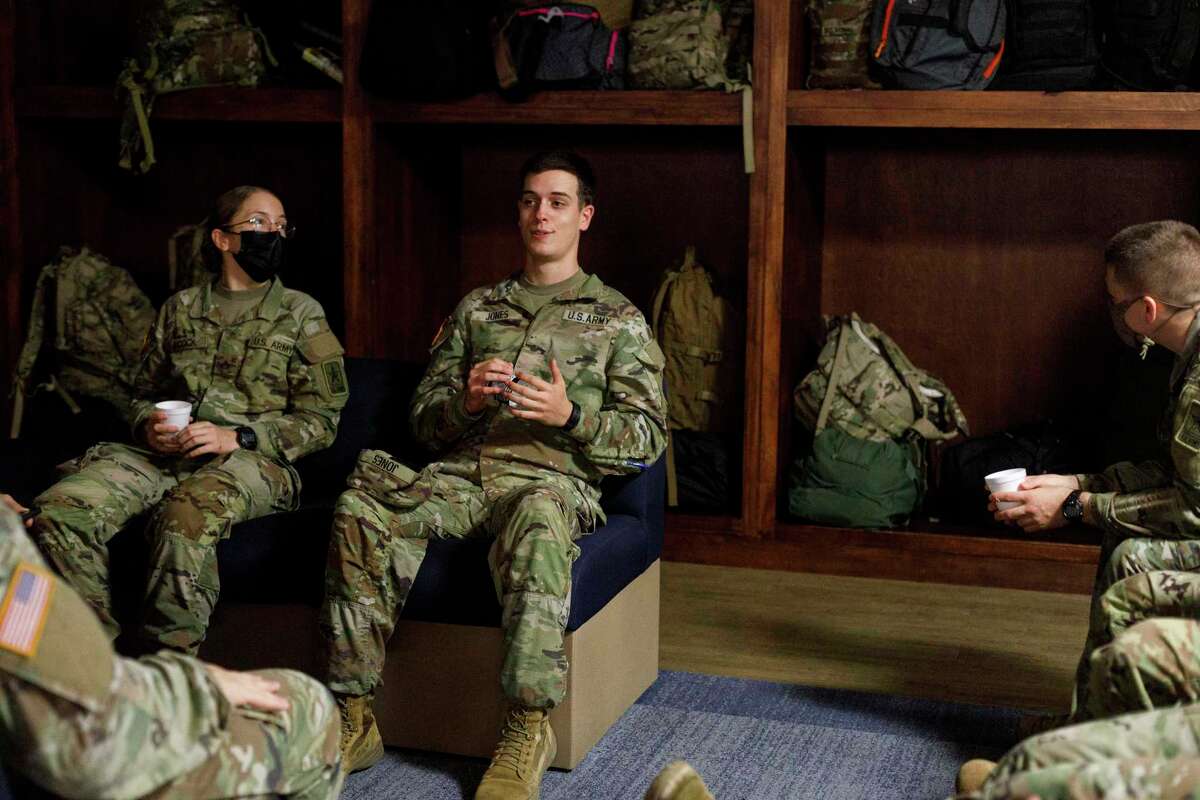 Fort Sam trainees head home in annual holiday Exodus