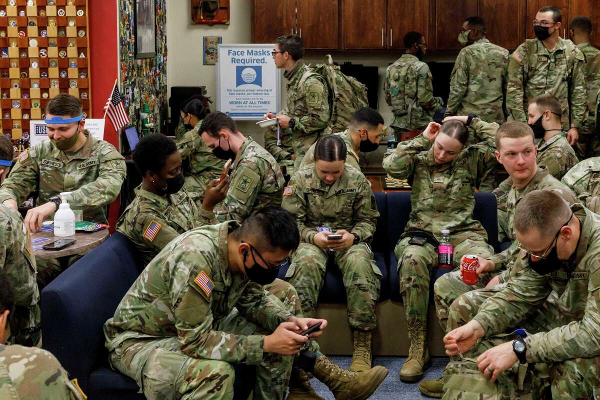 Fort Sam trainees head home in annual holiday Exodus