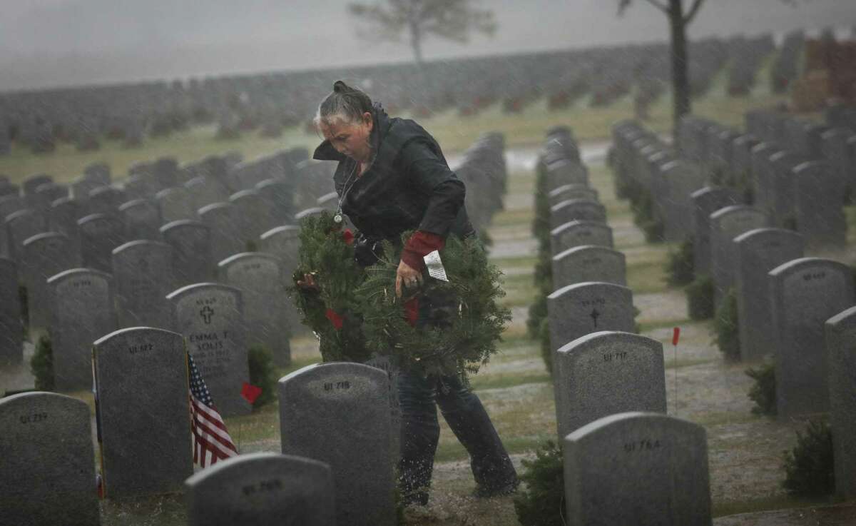 Volunteers forge ahead with Wreaths Across America event in Houston ...