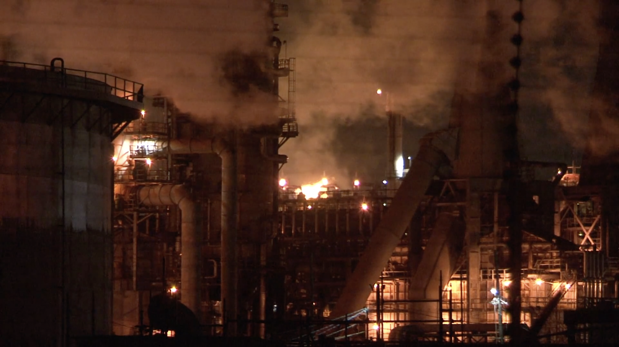4 injured when large fire breaks out at ExxonMobil's refinery in Baytown