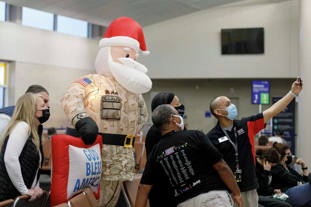 USO staff, volunteers make military holiday exodus a merry time at San ...