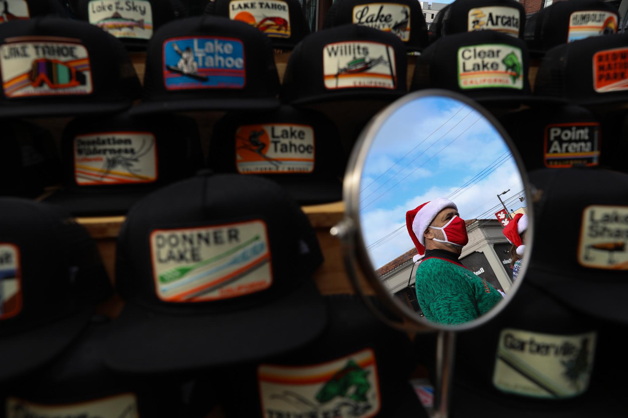 Berkeley shoppers buy last-minute Christmas gifts at Telegraph Avenue ...