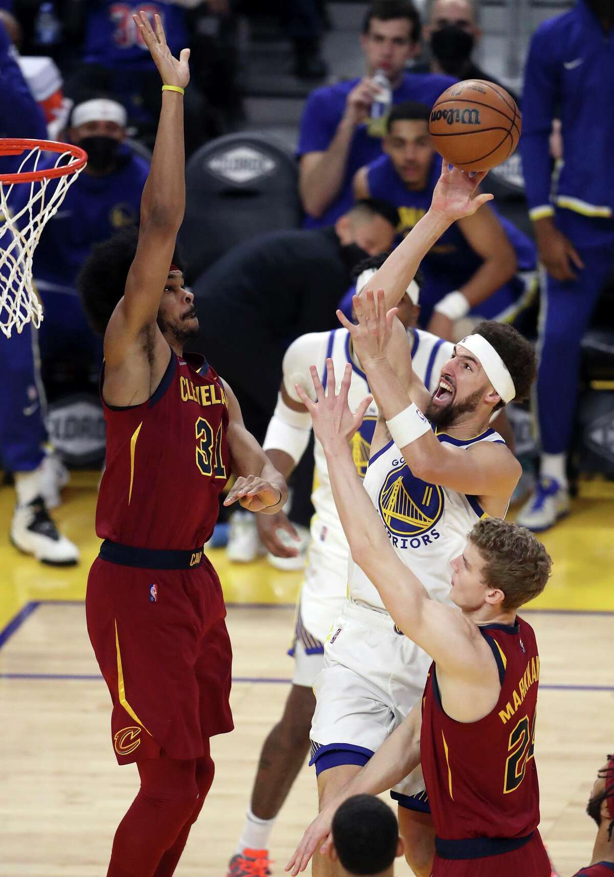 Klay Thompson makes triumphant return to Warriors after 941-day hiatus