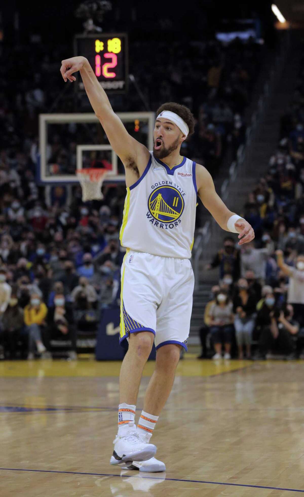 Klay Thompson makes triumphant return to Warriors after 941-day hiatus