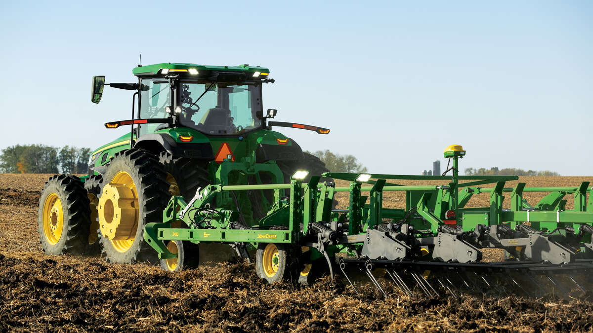 John Deere displays first fully autonomous tractor John Deere displays first fully autonomous tractor