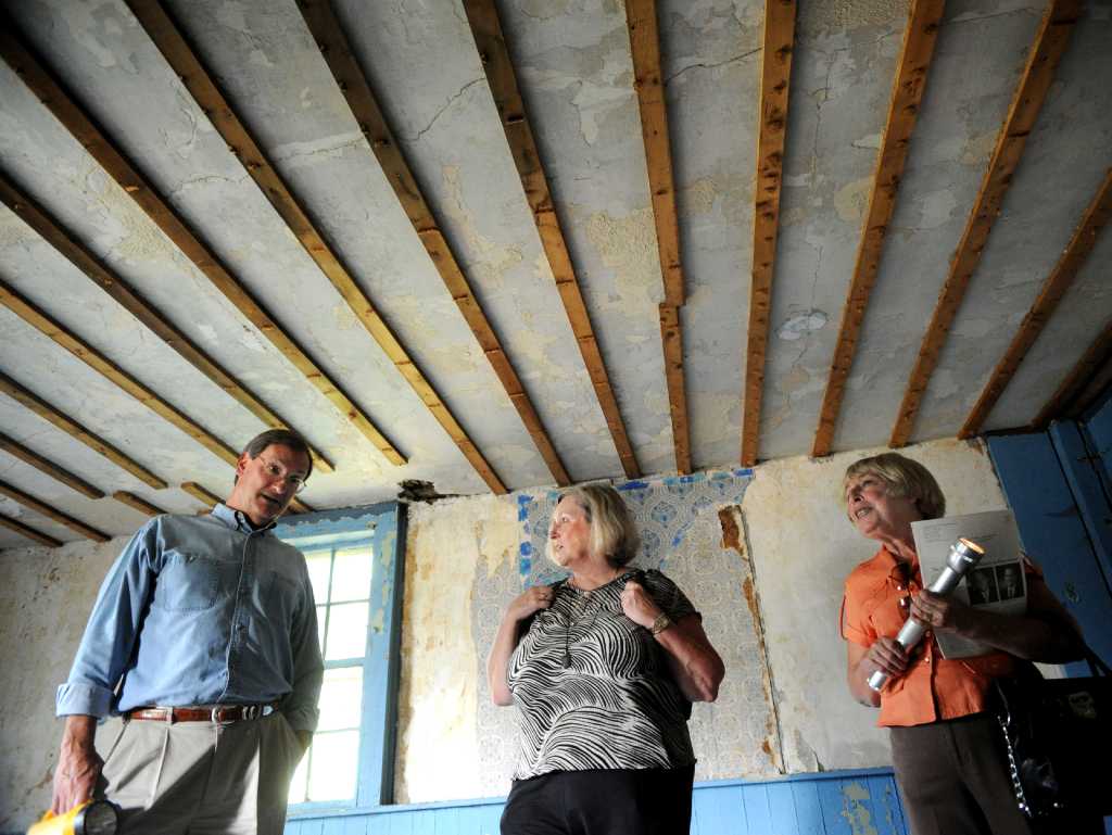 Lyon family descendant tours historic home