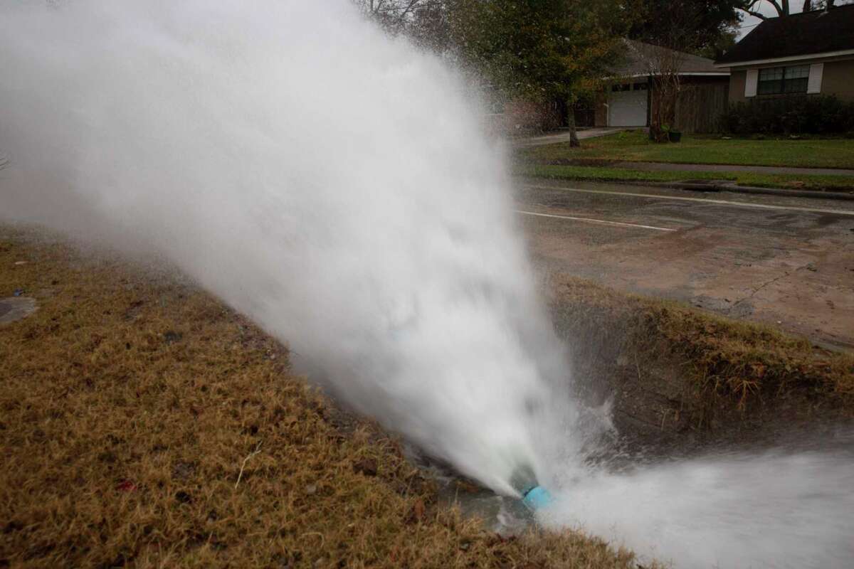 Drivers see unusual street flooding in NW Houston after truck burst ...