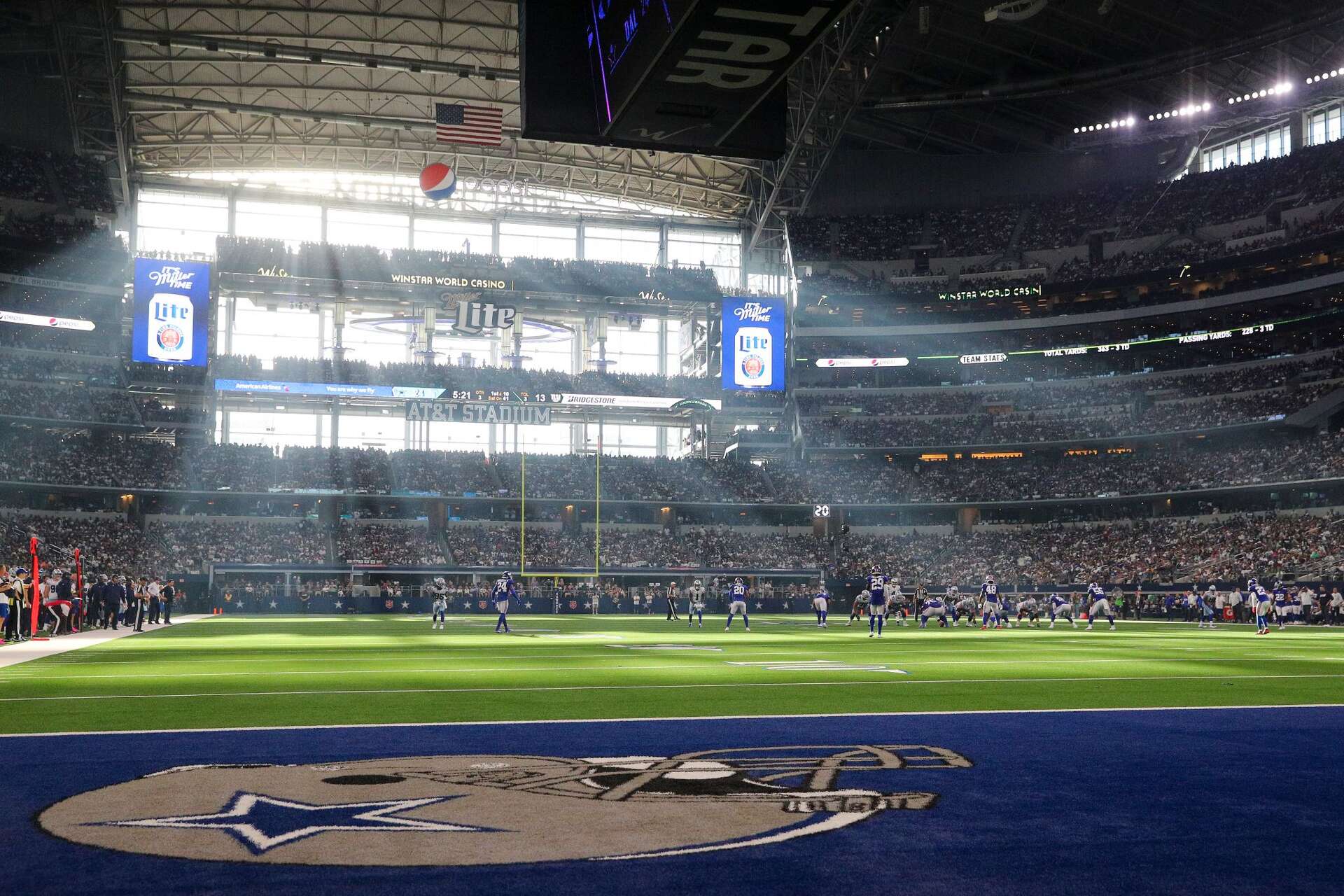 Cowboys' Jerry Jones gives fiery response to fans calling for shades or ...