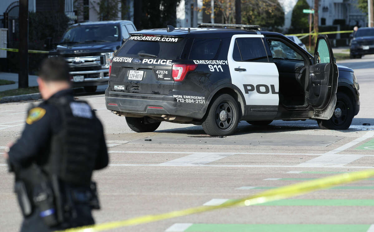 3 Houston police officers shot near Third Ward; suspect on the run