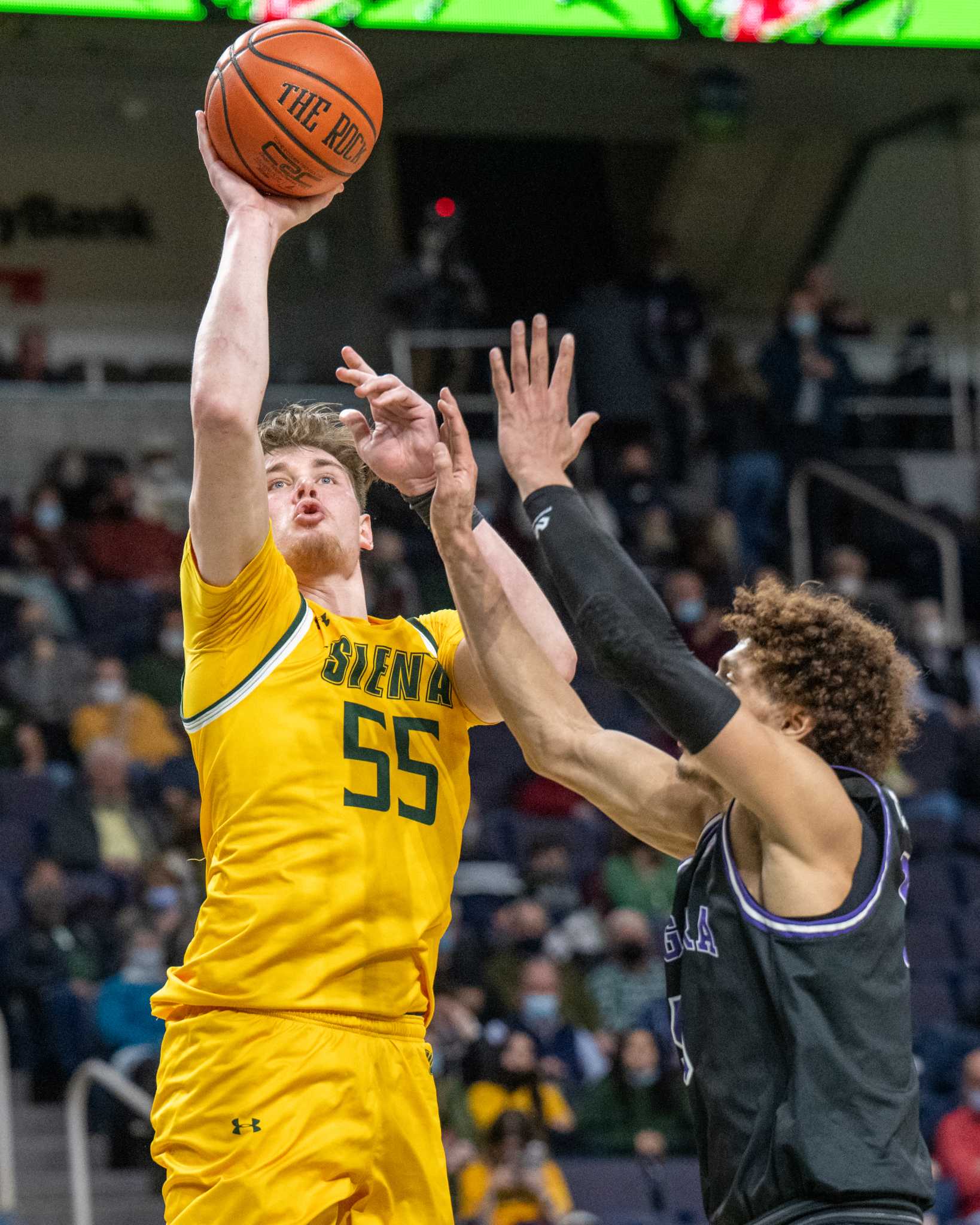 Siena men's basketball tips off season at Holy Cross