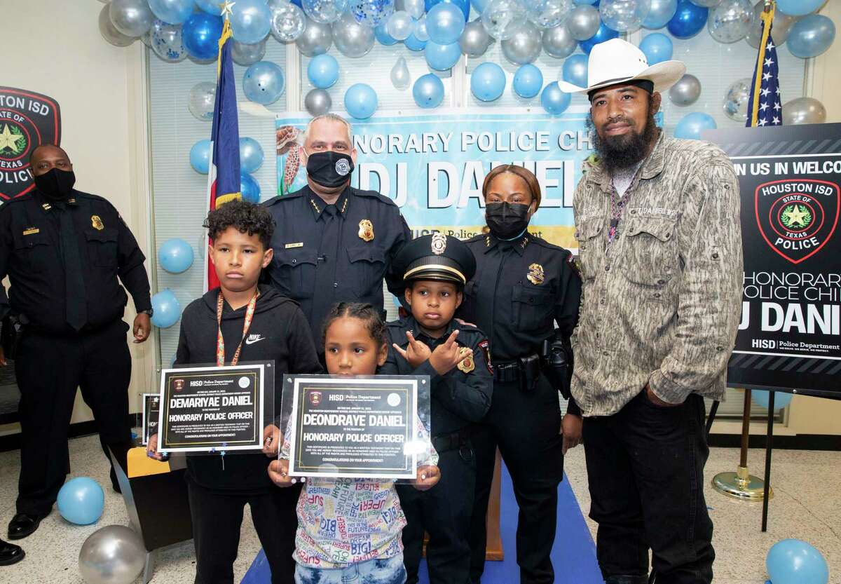 10-year-old Houston cancer patient has been sworn in at over 100 police ...