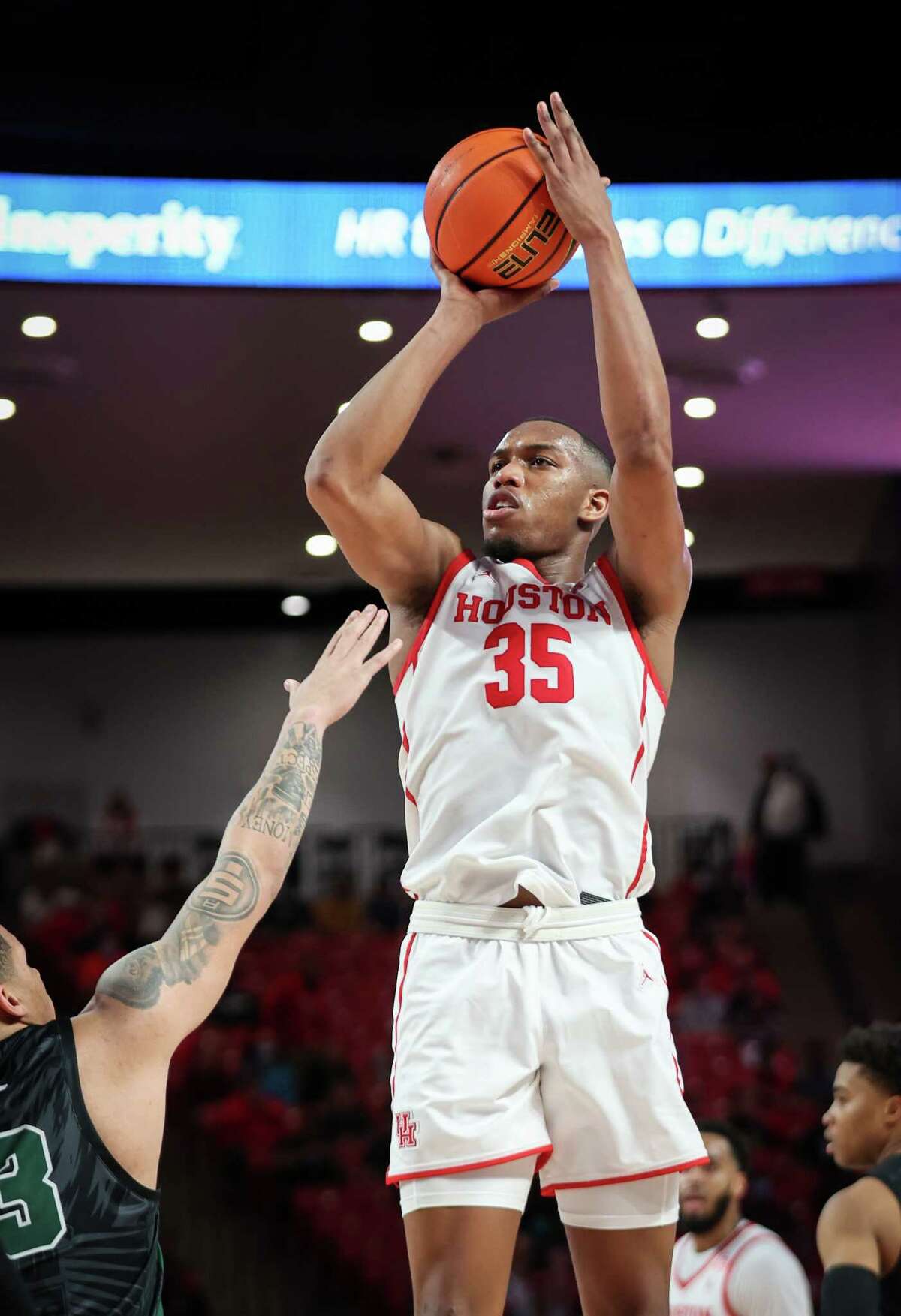 UH pulls away from Tulane to keep home winning streak intact