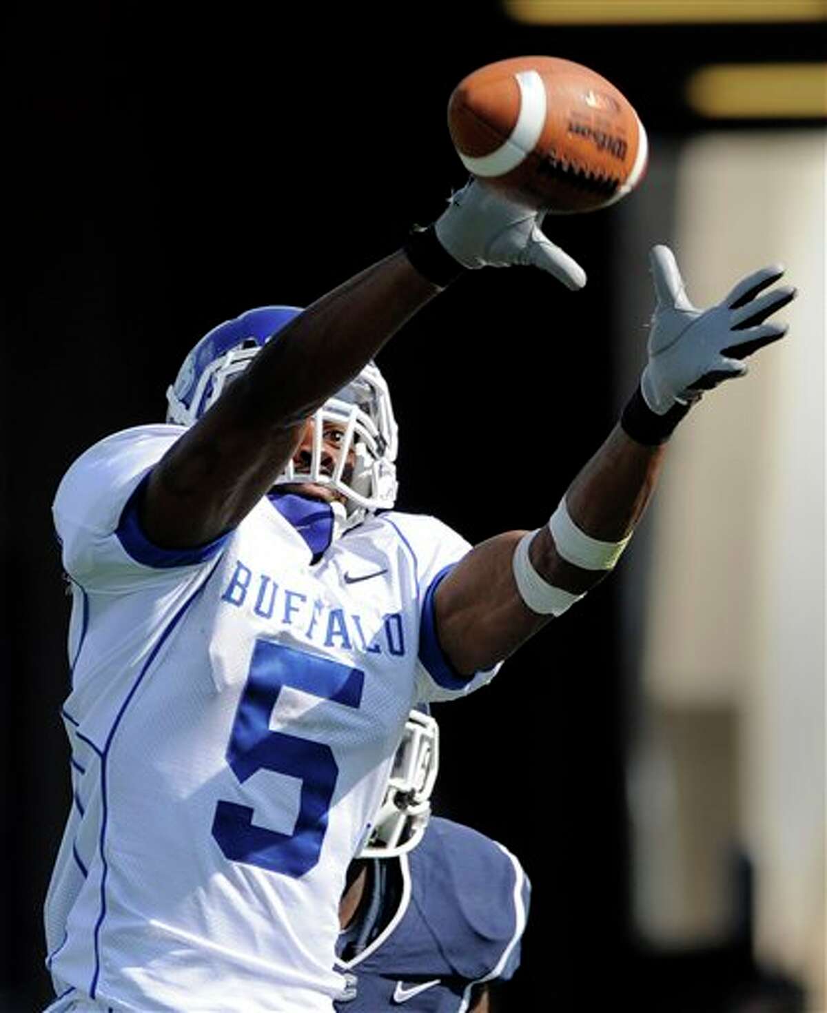 Endres emerges, leads UConn past Buffalo