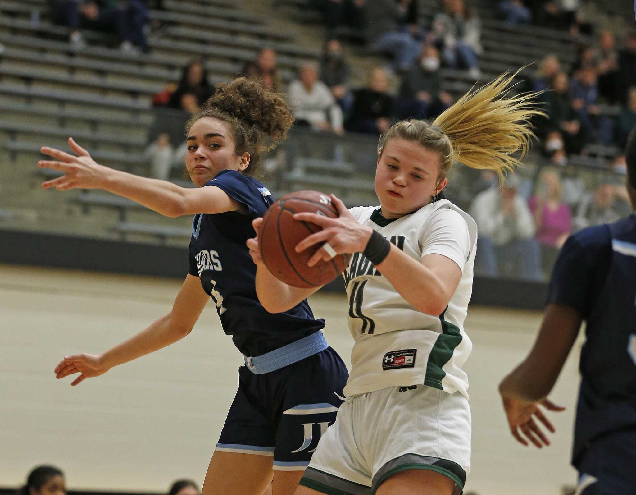 Long-distance shooting helps Reagan build confidence vs. Johnson