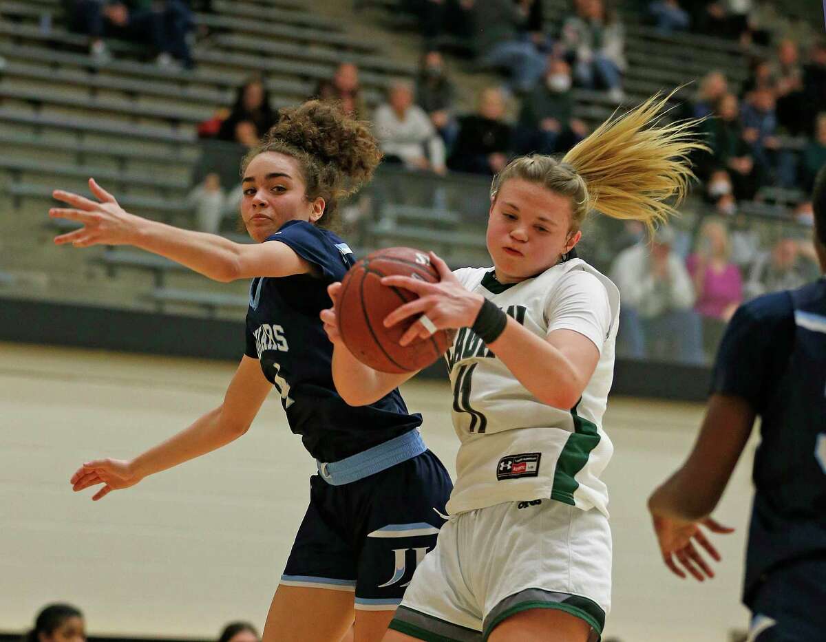 Long-distance shooting helps Reagan build confidence vs. Johnson