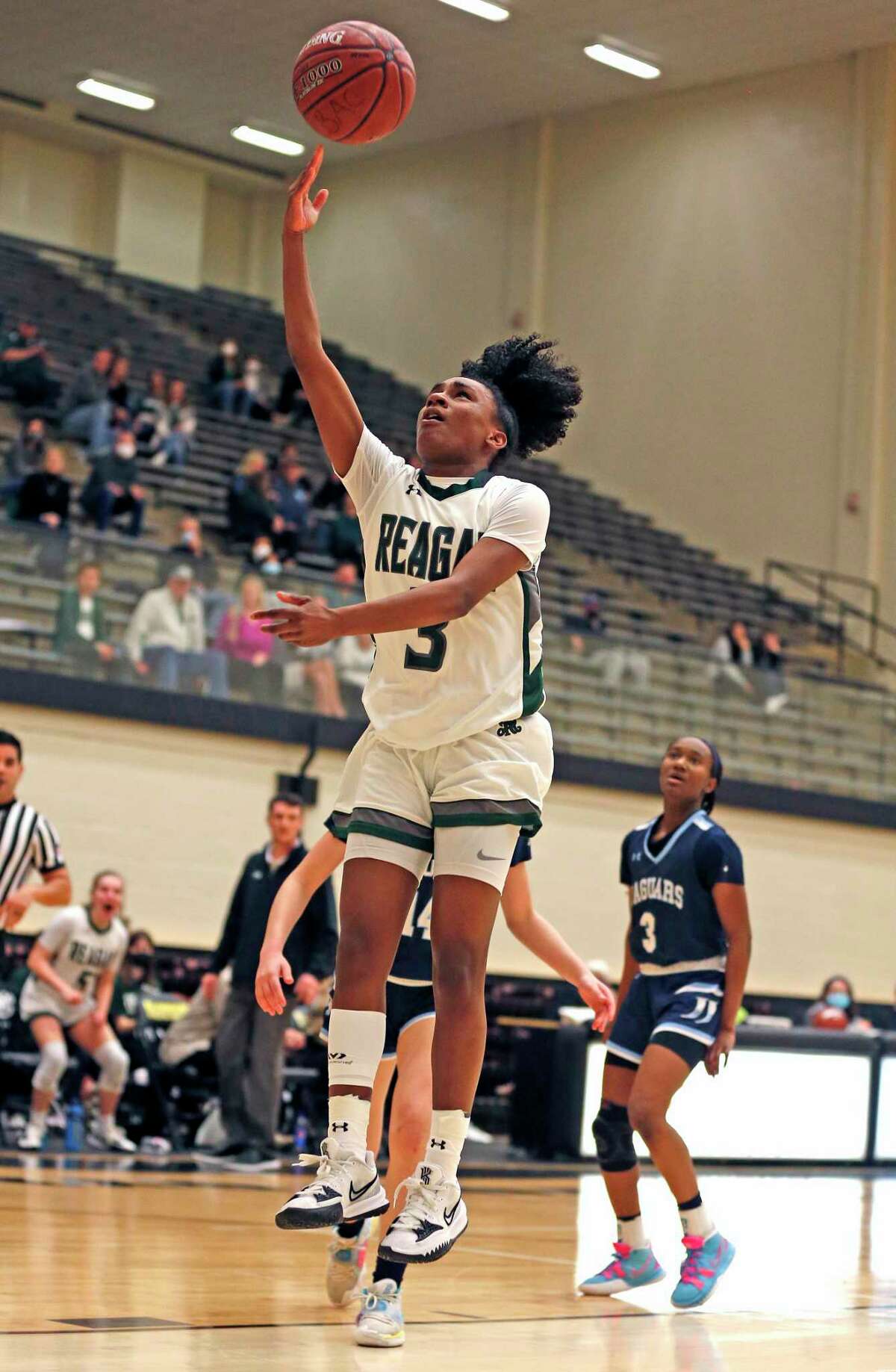 Long-distance shooting helps Reagan build confidence vs. Johnson