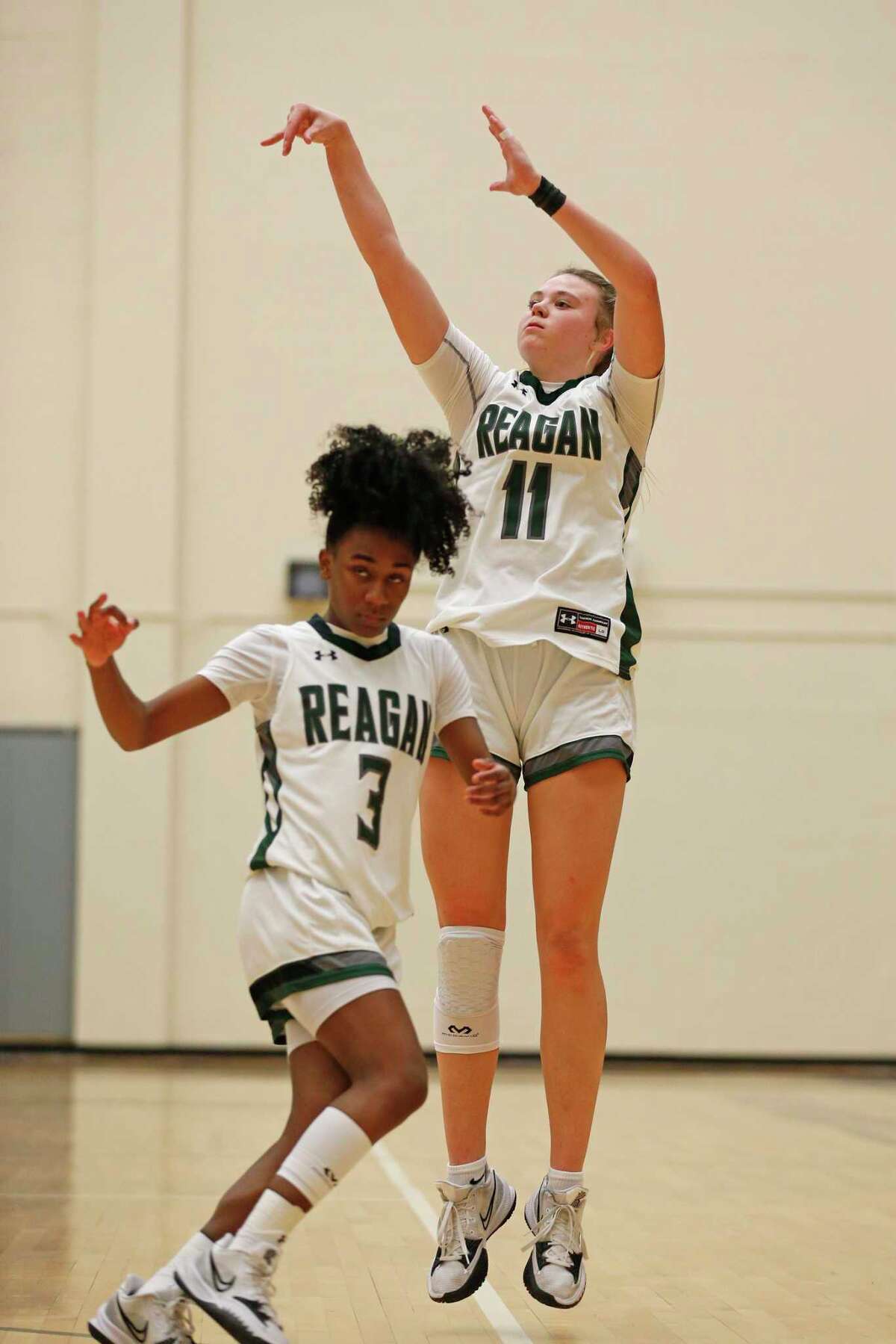 Long-distance shooting helps Reagan build confidence vs. Johnson