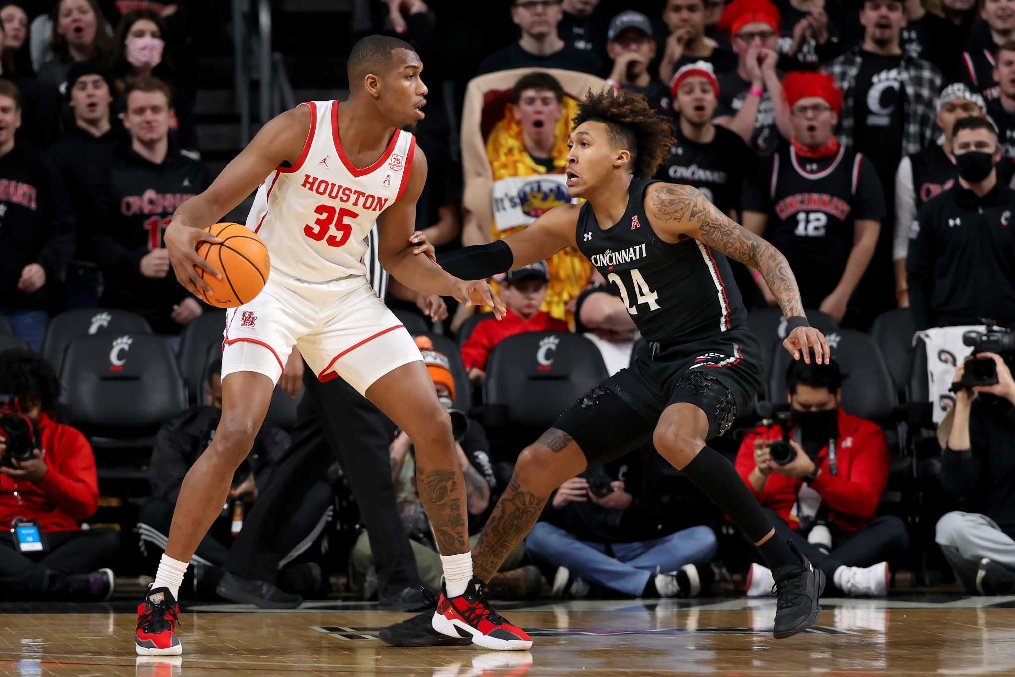 Dandy dozen: Houston races past Cincinnati for 12th straight win