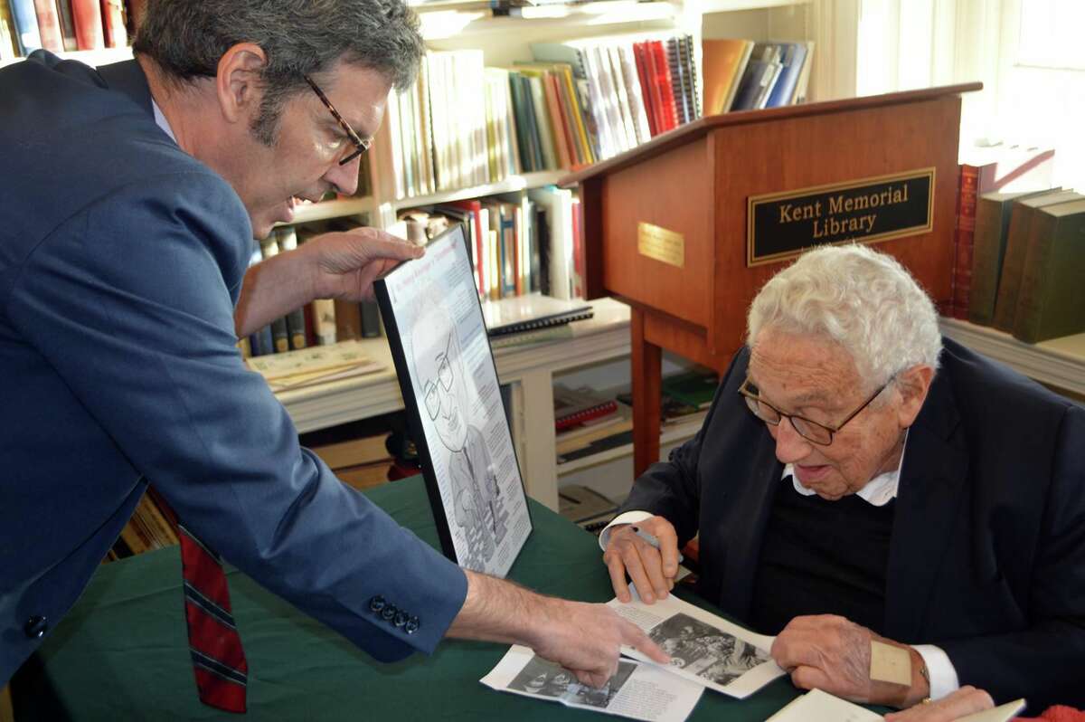 Kissinger visits Kent, receives caricature from artist