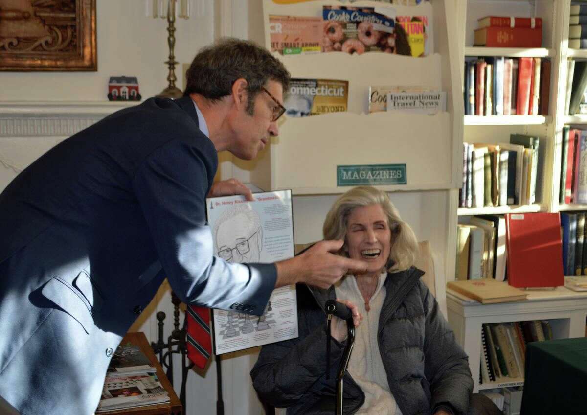 Kissinger visits Kent, receives caricature from artist