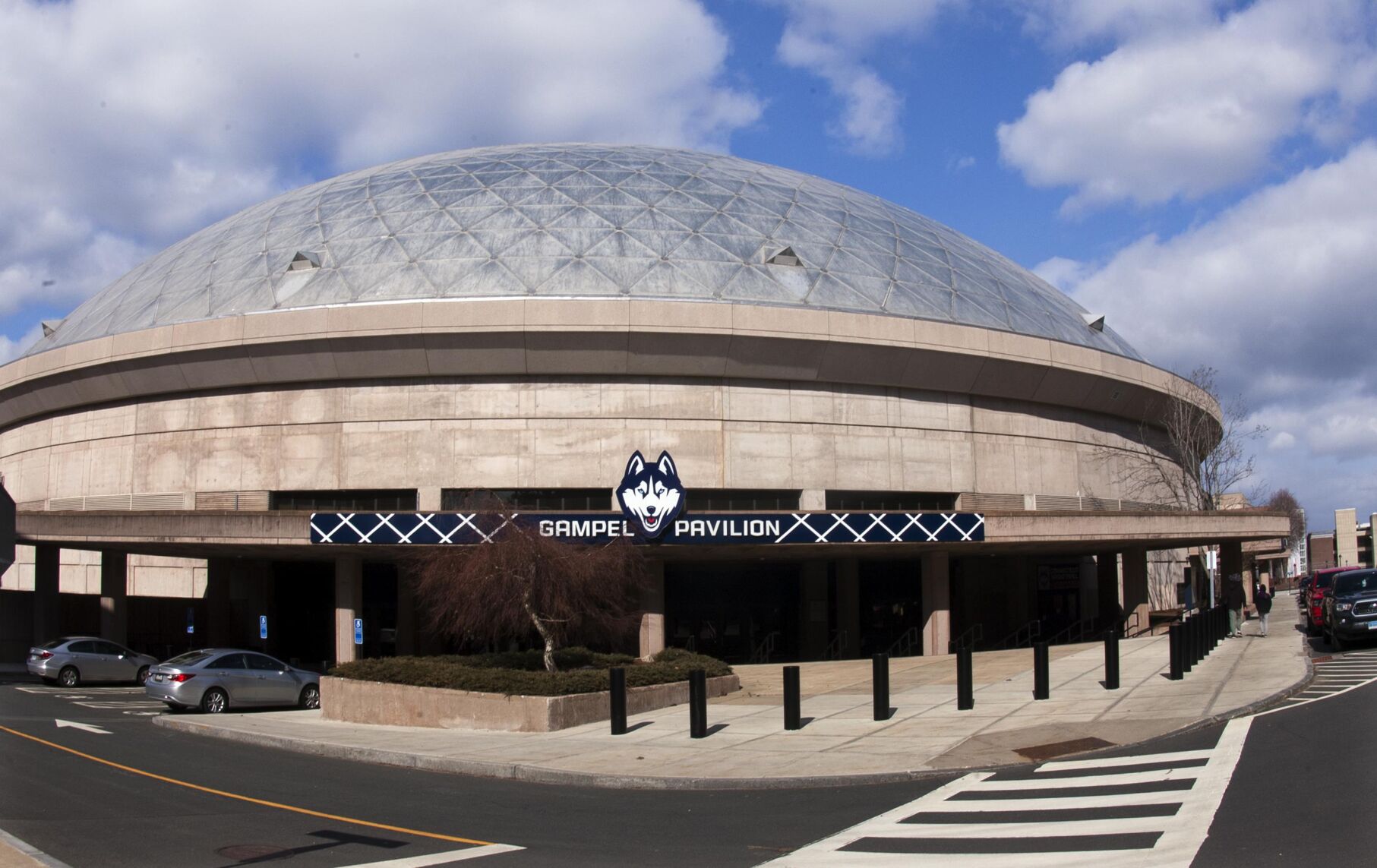UConn lifts mask requirements at games for fully-vaccinated attendees