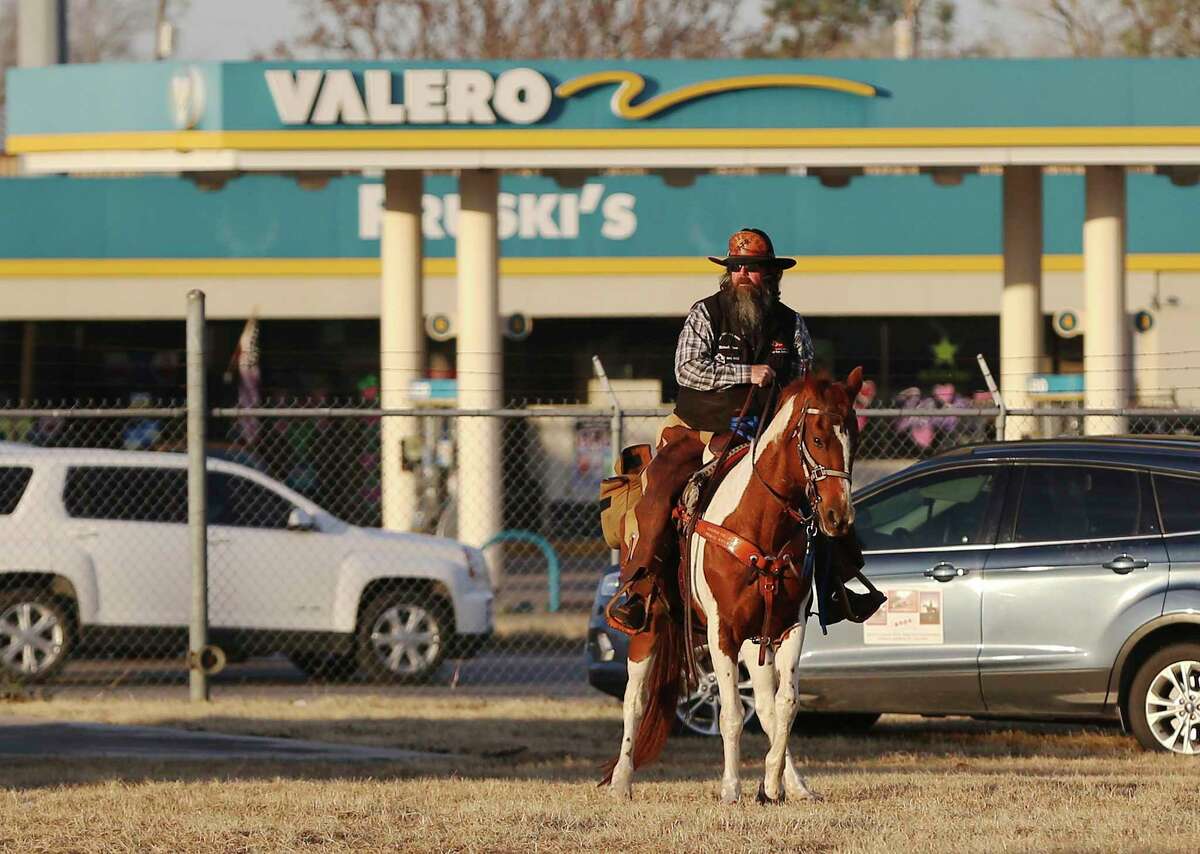 ‘Cowboy tradition alive’: Trail riders mount up and take the scenic ...