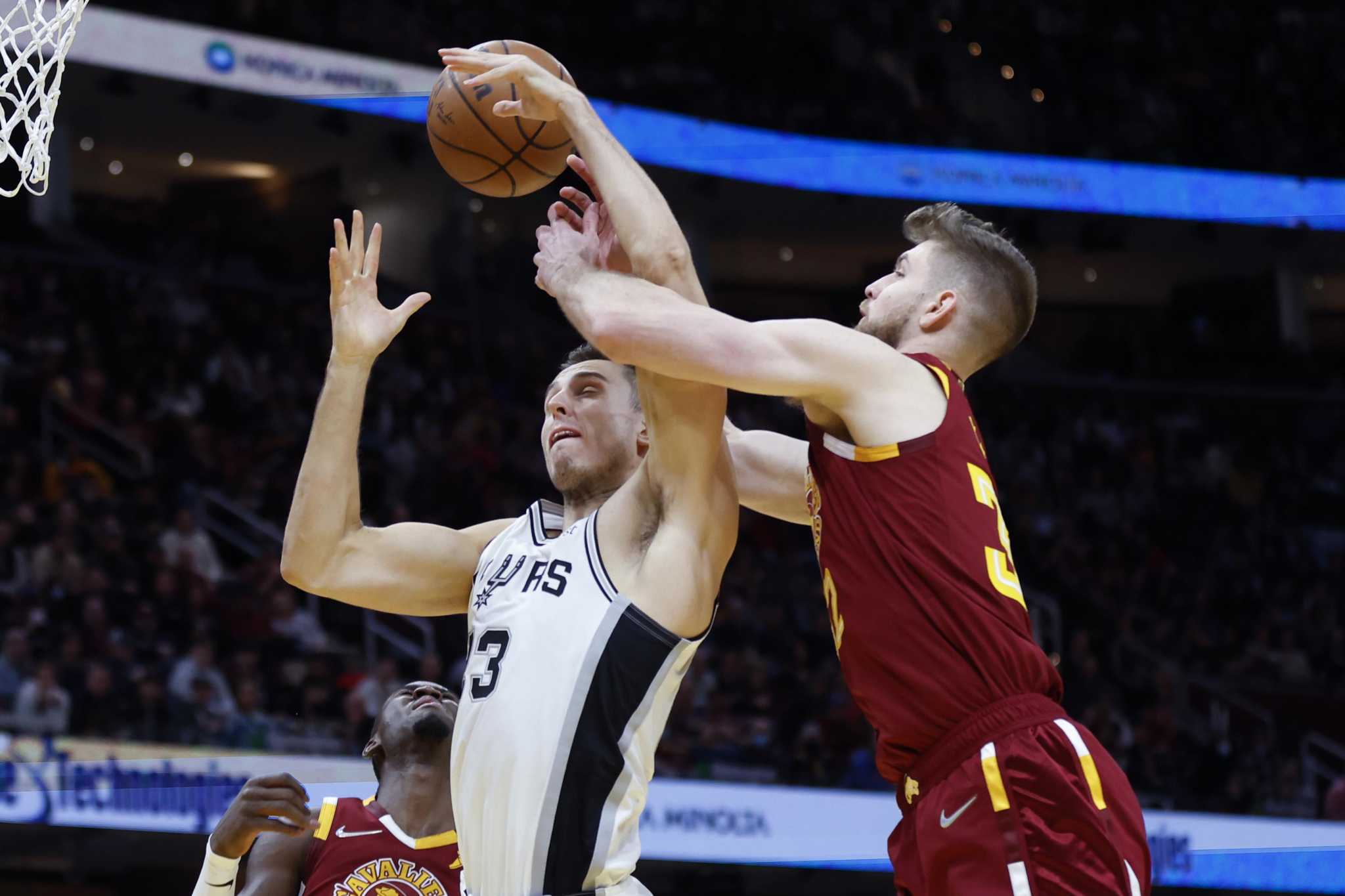 Injuries aside, Spurs’ Collins vows to keep his grit