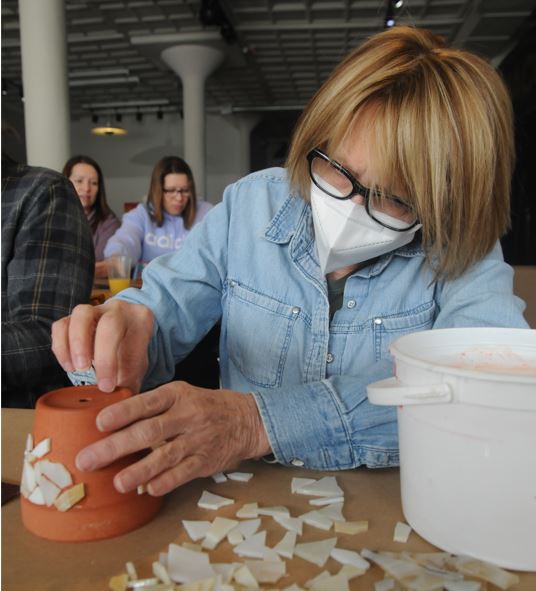 Jacoby hosts mimosa-fueled mosaics session