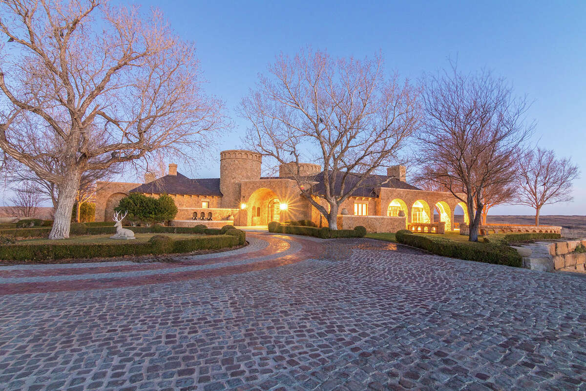 Texas oil baron's 65-acre ranch up for $170M, has links, pub, skeet range