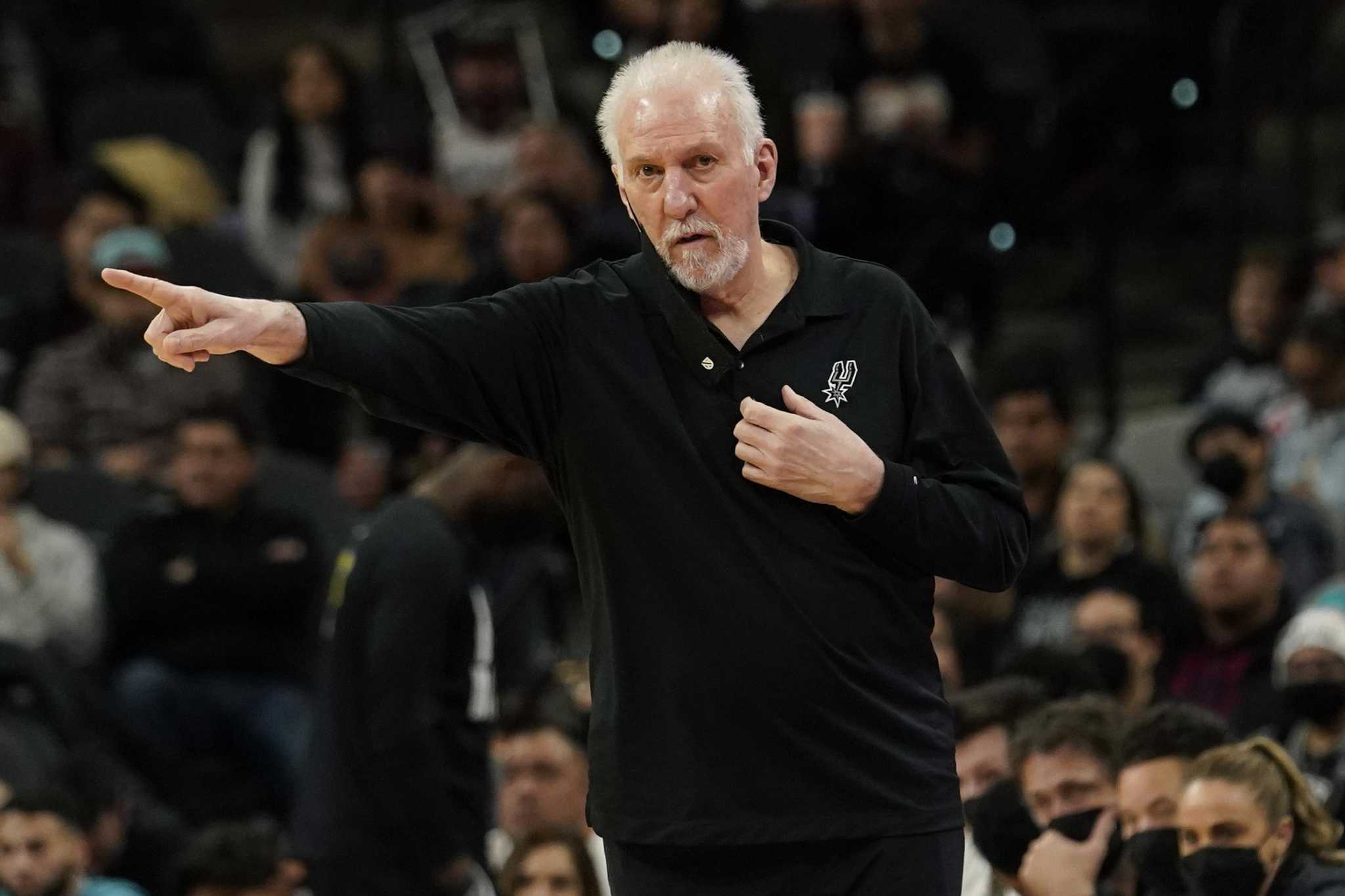 While fans talk tanking, Popovich pushes Spurs to keep winning