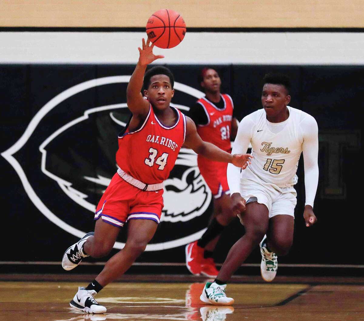 Conroe outlasts Oak Ridge to secure final playoff spot in 13-6A