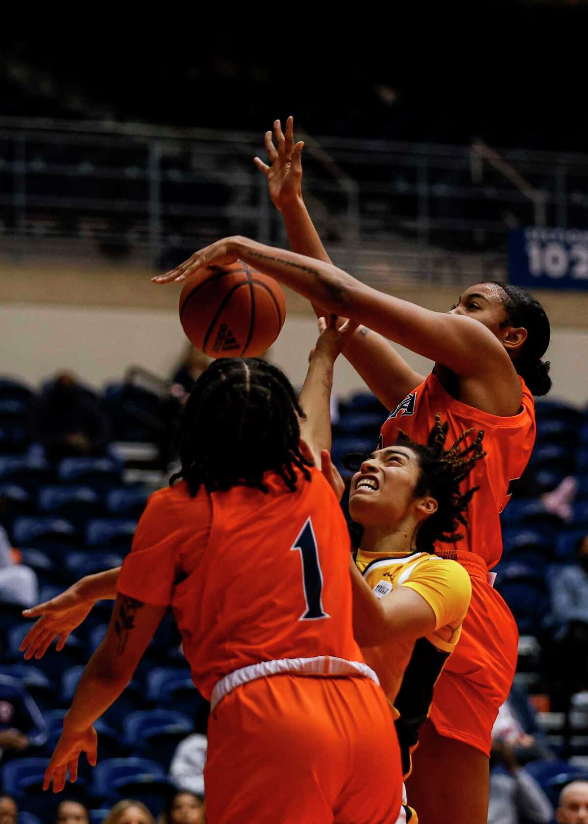 UTSA women’s basketball finding signs of progress through Karen Aston’s ...