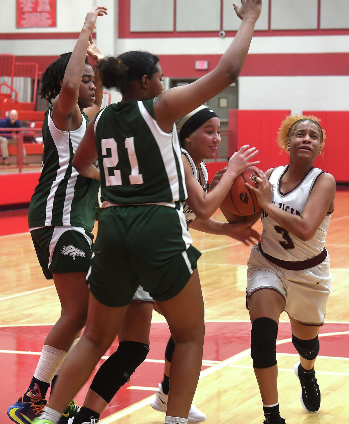 Bottley’s big night leads Silsbee into regional quarters