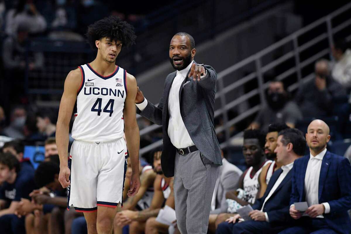 A Dan Hurley ejection, a court storming and a big UConn men’s ...