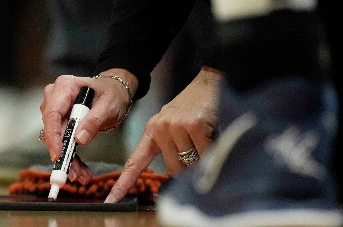 Pearland tops Seven Lakes, advances to regional championship