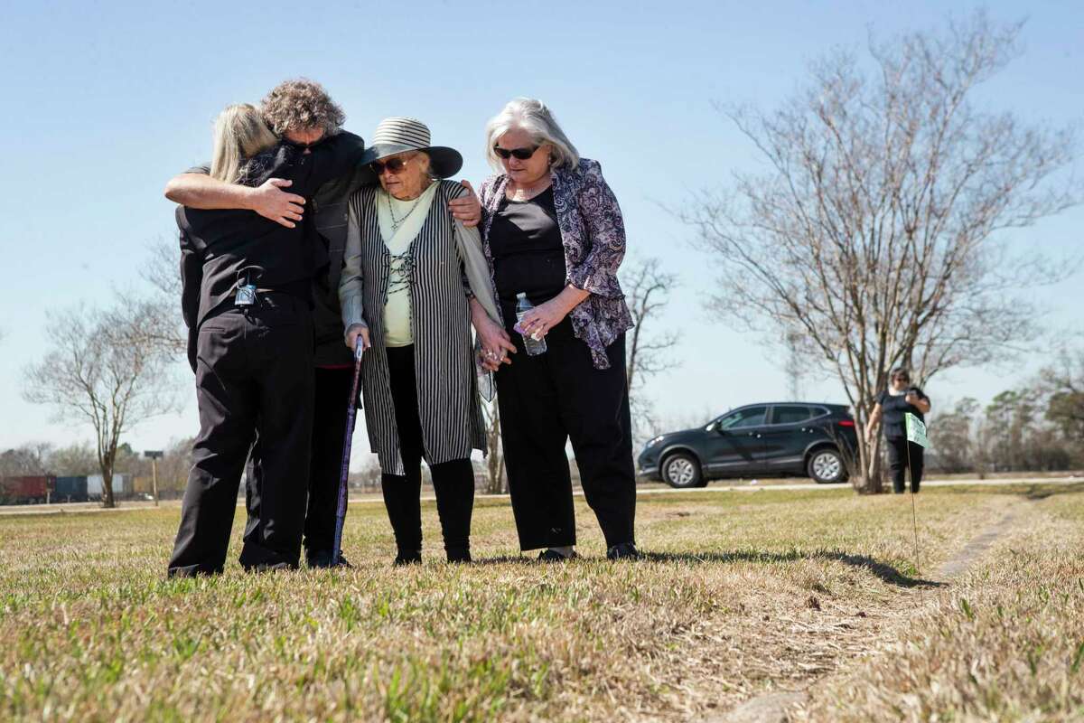 Family of couple from 1980s cold case travels to Houston crime scene ...
