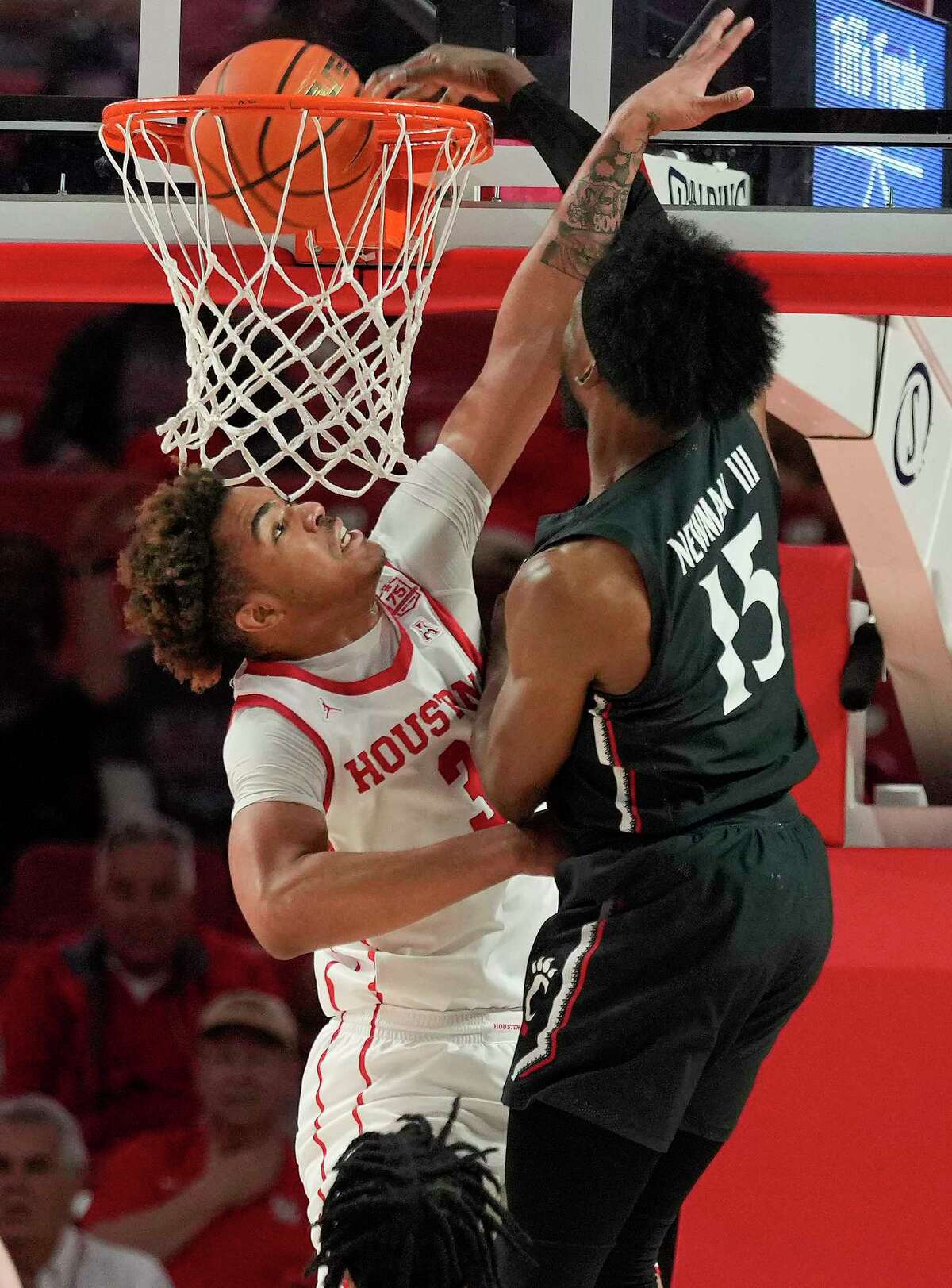 Cougar coronation: Houston tops Cincinnati to wrap up AAC crown