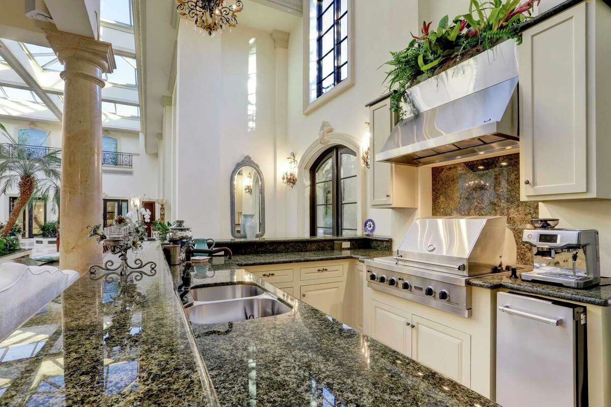 River Oaks mansion known for massive parties and listed at $16 million ...