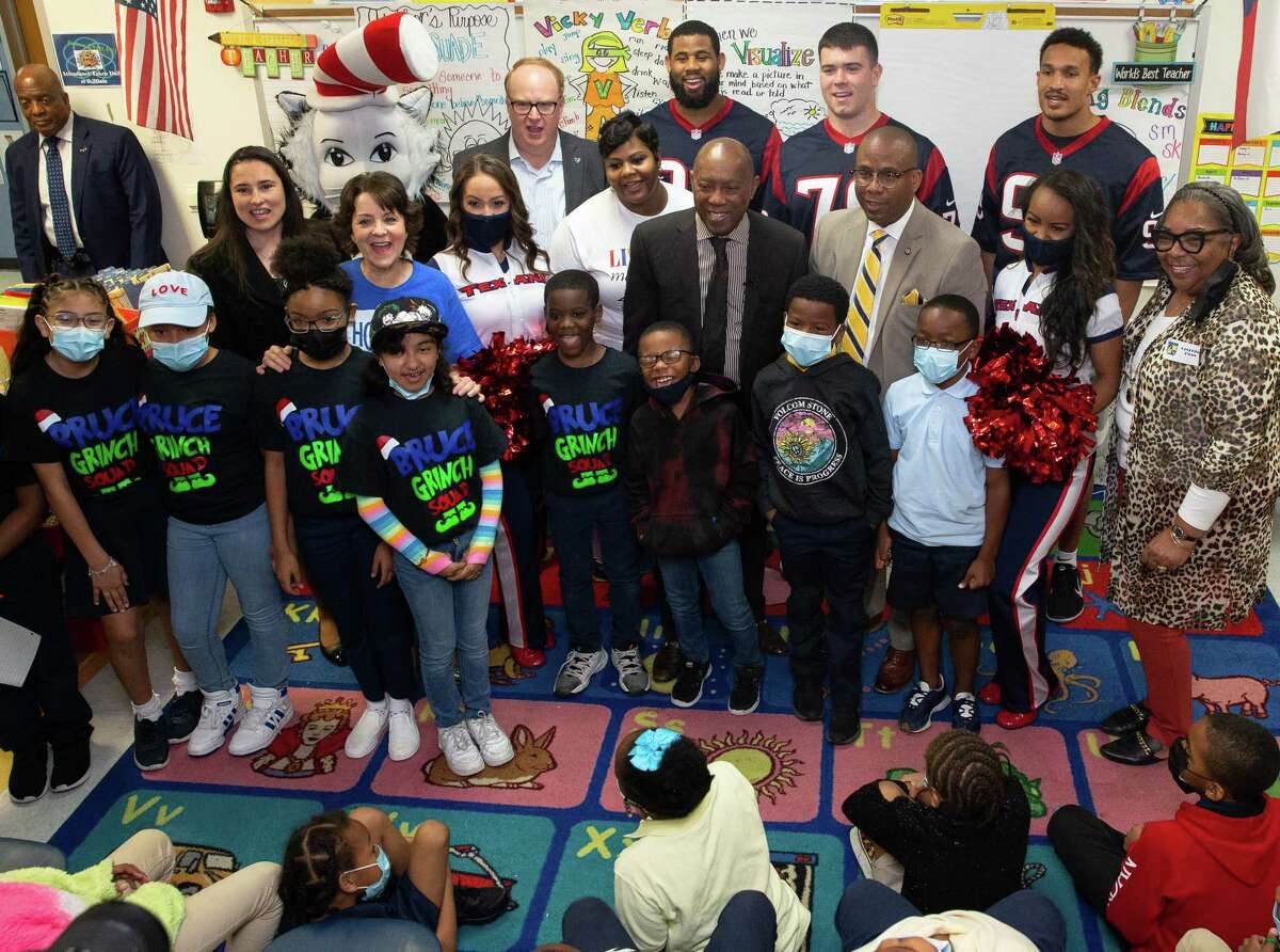Texans players read to elementary children for Houston Reads Day