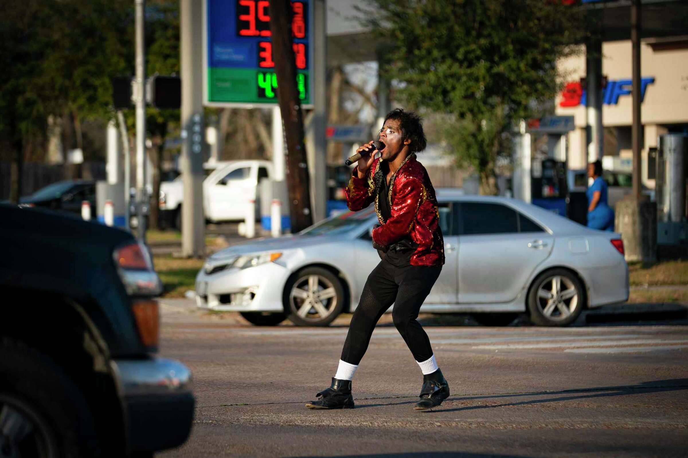 Viral street performer known for Michael Jackson act brings love to ...